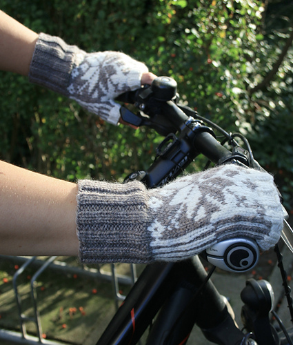 Ravelry: Snow in the Mirror Mittens pattern by Frauke Urban