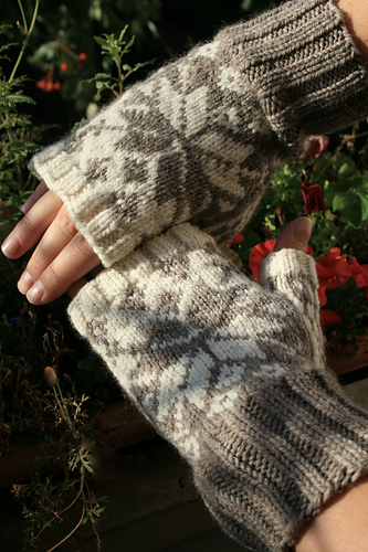 Ravelry: Snow in the Mirror Mittens pattern by Frauke Urban