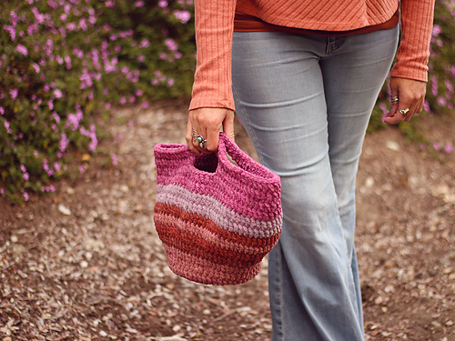 Ravelry: Plush Hug Handbag pattern by Julie King