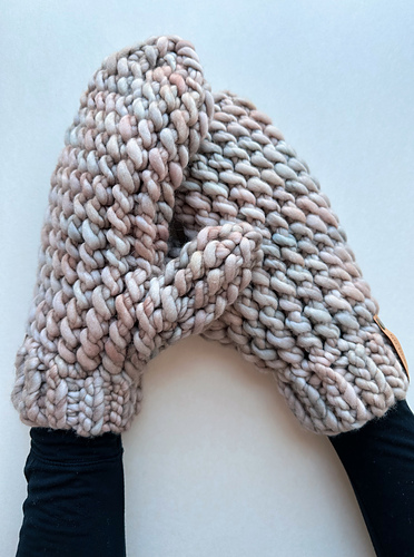 Ravelry: Sea Stone Mittens pattern by Colette Henry