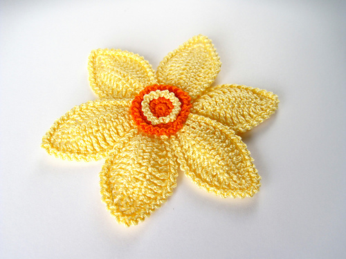 Ravelry: Daffodil Applique pattern by GoldenLucyCrafts