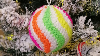 Ravelry: Easy Wave Christmas Bauble pattern by Heidi Rodriguez