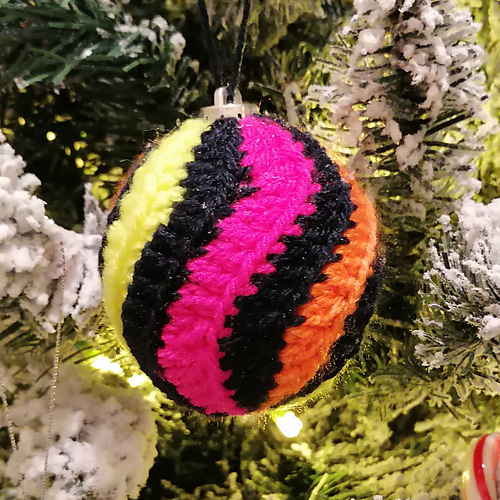 Ravelry: Easy Wave Christmas Bauble pattern by Heidi Rodriguez