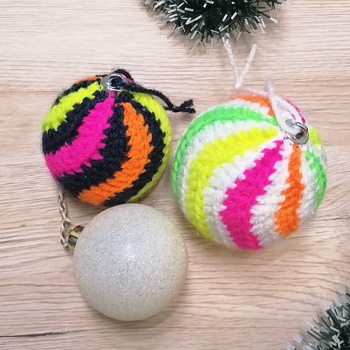 Ravelry: Easy Wave Christmas Bauble pattern by Heidi Rodriguez