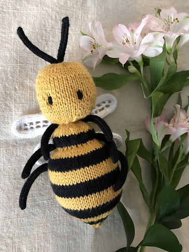 Ravelry: Willow Bee pattern by Sandra Magalhães
