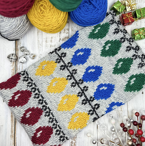 Ravelry: Vintage Christmas Light Cowl pattern by Sarah L Kelly