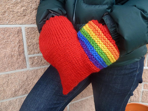 Ravelry: Loveheart Muff or Handwarmer pattern by Jay Greengrass