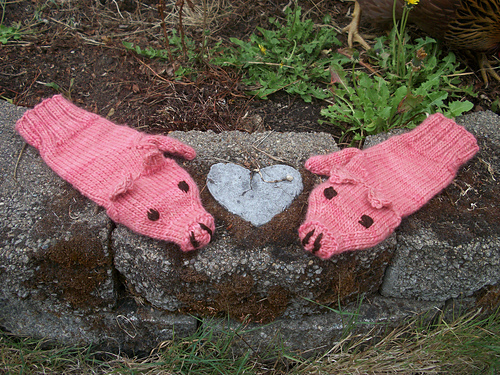 Ravelry: Piggy Mittens pattern by SpillyJane