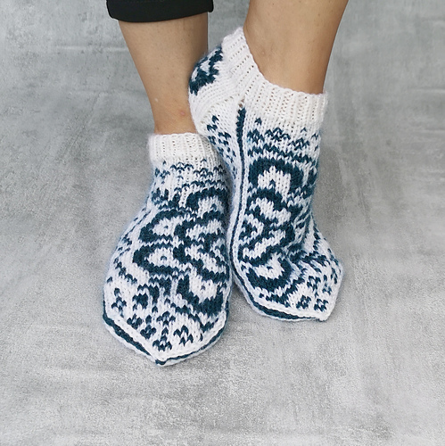 Ravelry: Halvblomsttøfler pattern by Gurimalla Design