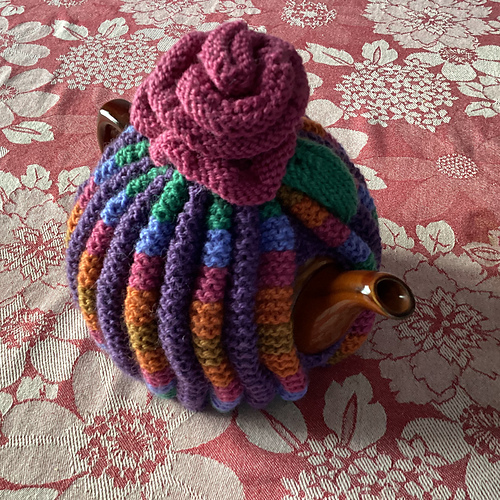 Ravelry: Classic Pleated Tea Cozy pattern by Patons