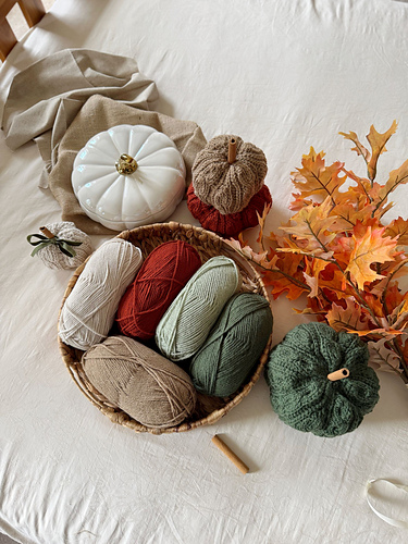 Ravelry: Deidra Stacking Pumpkins pattern by Hannah Cross