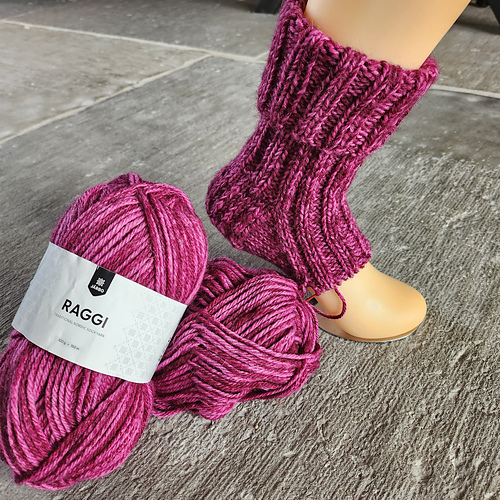 Ravelry: Last Minute Santa Sock pattern by Heleen's Knithouse
