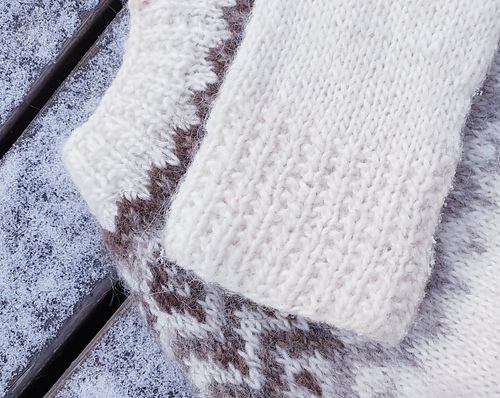 Ravelry: Hundslappadrífa lopapeysa pattern by Helga Drofn Thorarinsdottir