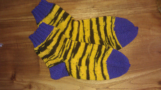 Ravelry: two tone socks pattern by Acupuncturist