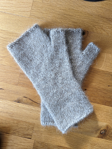 Ravelry: Fingerless Mittens pattern by Iris H