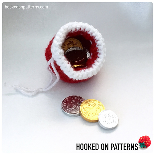 Ravelry: Mini Santa Sack Gift Pouches pattern by Ling Ryan