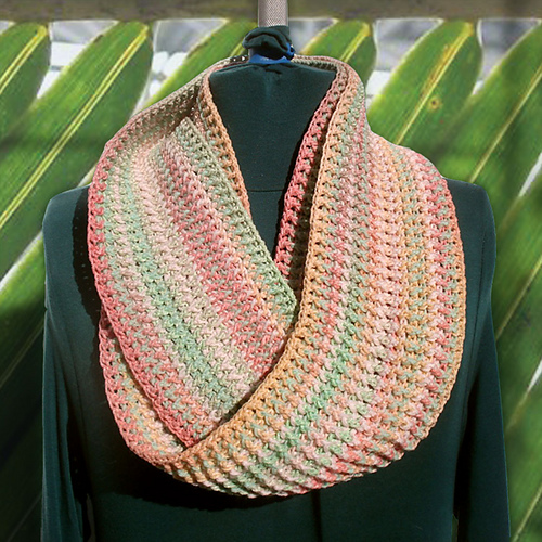 Ravelry: I Feel Free Mobius Cowl pattern by Hooker Leo