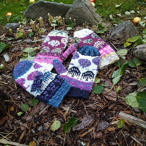 Ravelry: Spooky Park Mitts mystery KAL pattern by Hanna Kyttä