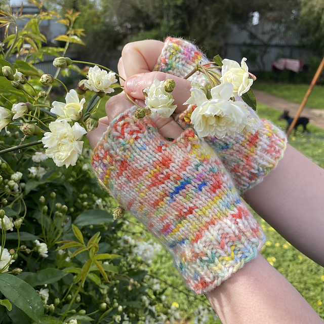 Ravelry: Mini mitts pattern by Tracy Henwood
