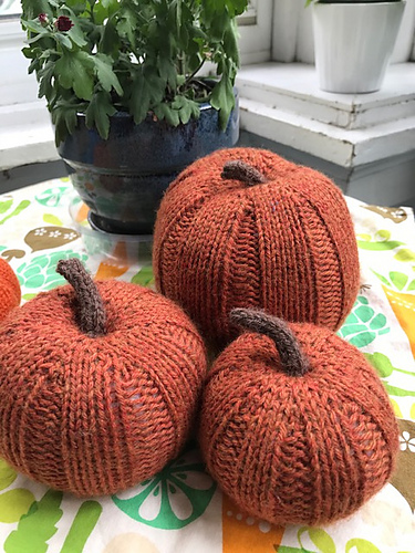 Ravelry: Simple Rib Pumpkin pattern by Mandy Petroski