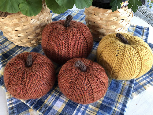 Ravelry: Simple Rib Pumpkin pattern by Mandy Petroski