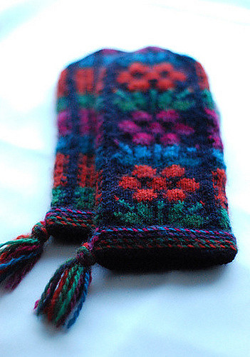 Ravelry: Kainuun kukkalapaset pattern by Traditional Finnish Design