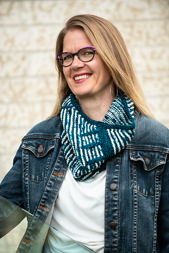 Ravelry: Overlap Cowl pattern by Sarah Schira