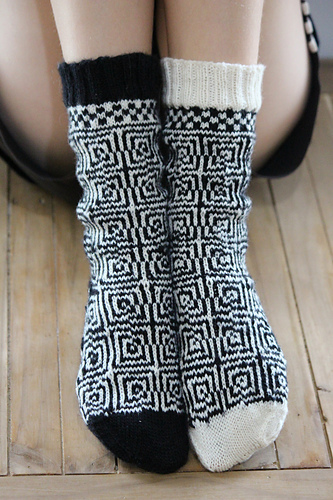 Ravelry: Optical Illusion Socks pattern by Donna Prentice