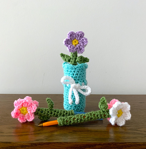Ravelry: Daisy Flower Pen Topper pattern by JTcreations