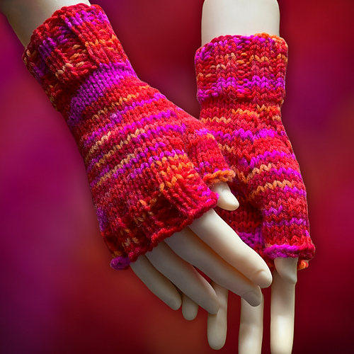 Ravelry: Convertible Flip Mitts pattern by Janis Frank