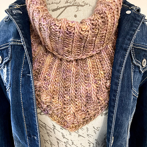 Ravelry: Victoria Cowl (DK, Worsted, Bulky) pattern by Janet Pippin