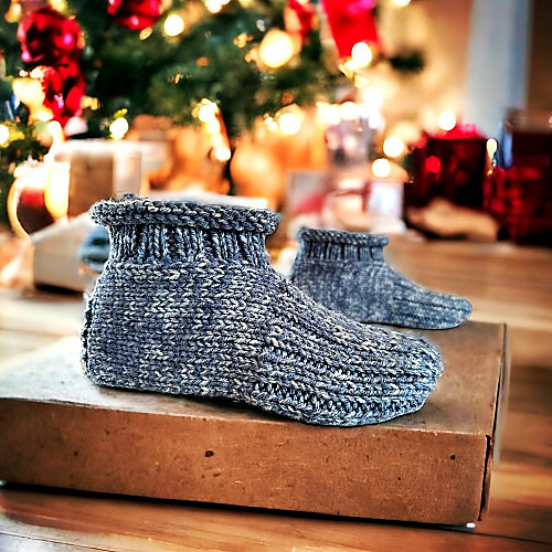 Ravelry: Cozy Cuff Slippers pattern by Janis Frank