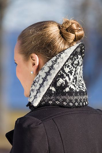 Ravelry: 91384.MÖSSA,HALSTUB, VANTAR & OVERKNEE-SOCKOR pattern by Järbo