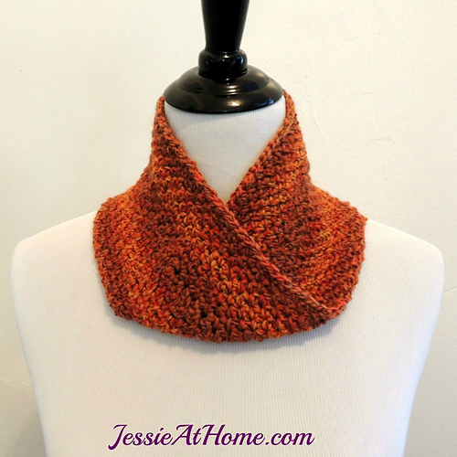 Ravelry: Linen Stitch Mobius Cowl pattern by Jessie Rayot