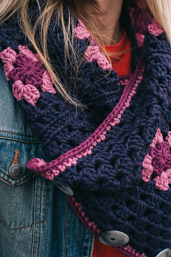 Ravelry: Modern Granny Square Cowl pattern by Jessie Rayot