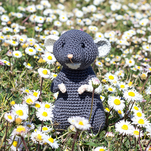 Ravelry: Chloe the Mouse and the Daisy pattern by Johandmadedesign ...