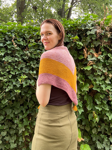 Ravelry: KISS Shawl pattern by Juliette Pécaut