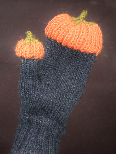 Ravelry: Pumpkin Mittens pattern by Lumi Karmitsa