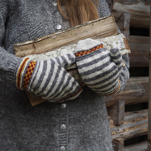 Ravelry: Between The Lines Mittens pattern by Sofia Capelle