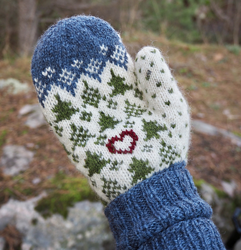 Ravelry: Heart of the Forest Mittens pattern by Sofia Capelle