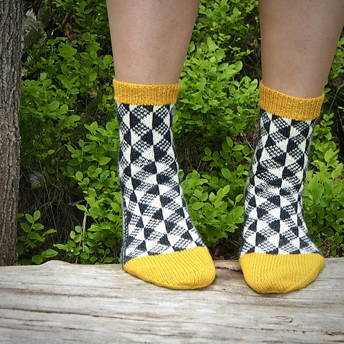 Ravelry: Shine Socks pattern by Sofia Capelle