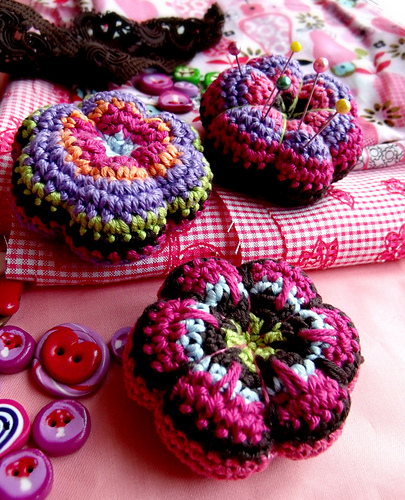 Ravelry: Retro flower pincushion pattern by Lucia Förthmann
