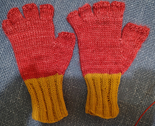 Ravelry: KarenandDolly's Fade Fingerless Gloves