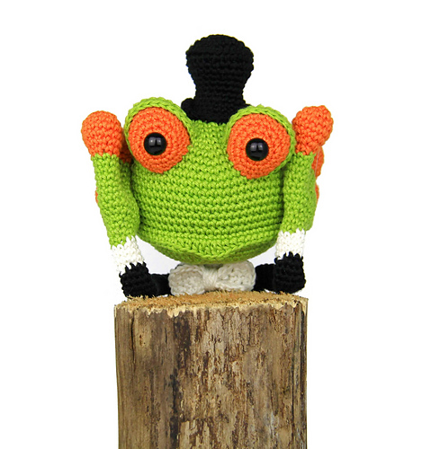 Ravelry: Fergus the Frog pattern by Kate Duszysnki