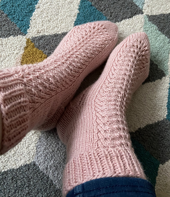 Ravelry: Old Shale Bed Socks pattern by Katinkia