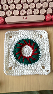 Ravelry: KeemaWolf's Christmas Wreath Square