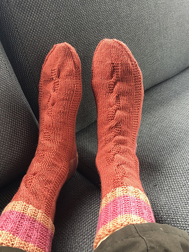 I made some socks inspired by Brandon Sanderson's Stormlight Archive ...