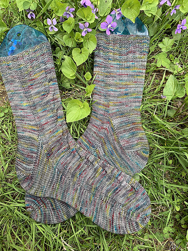 I made some socks inspired by Brandon Sanderson's Stormlight Archive ...