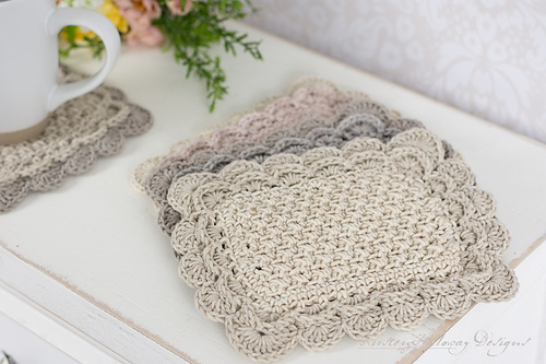 Ravelry: Quick and Easy Scalloped Mug Rug pattern by Kirsten Holloway