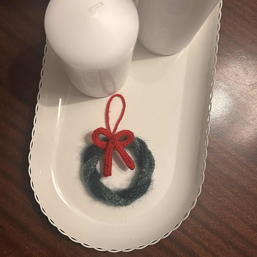 Ravelry: Strikket julekrans pattern by Joy Sanderson